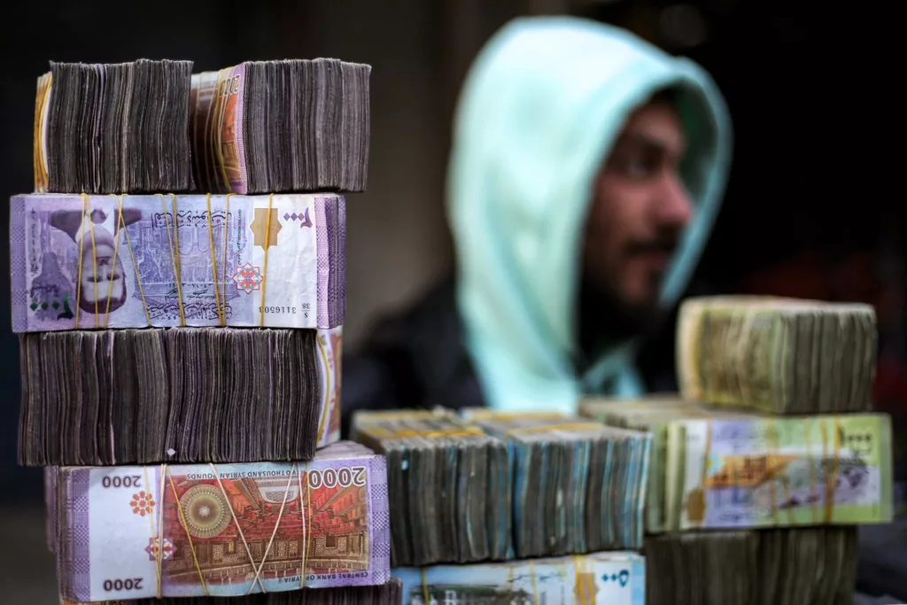 خبراء يجيبون: ماذا ينتظر الليرة السورية بعد حذف الأصفار؟